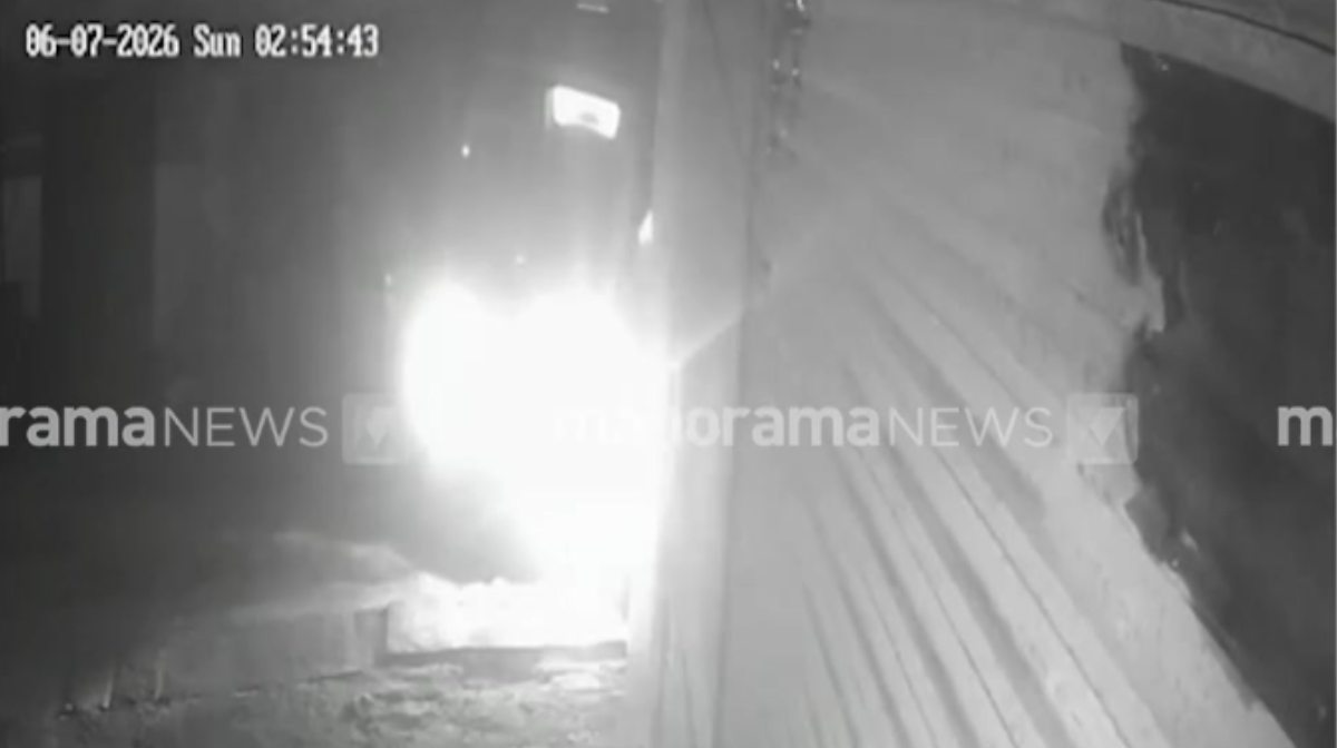 പാലക്കാട് KSRTC ഡിപ്പോയിൽ നിന്ന് ബസ് മോഷ്ടിക്കുന്ന ദൃശ്യങ്ങള്‍ പുറത്ത് ...