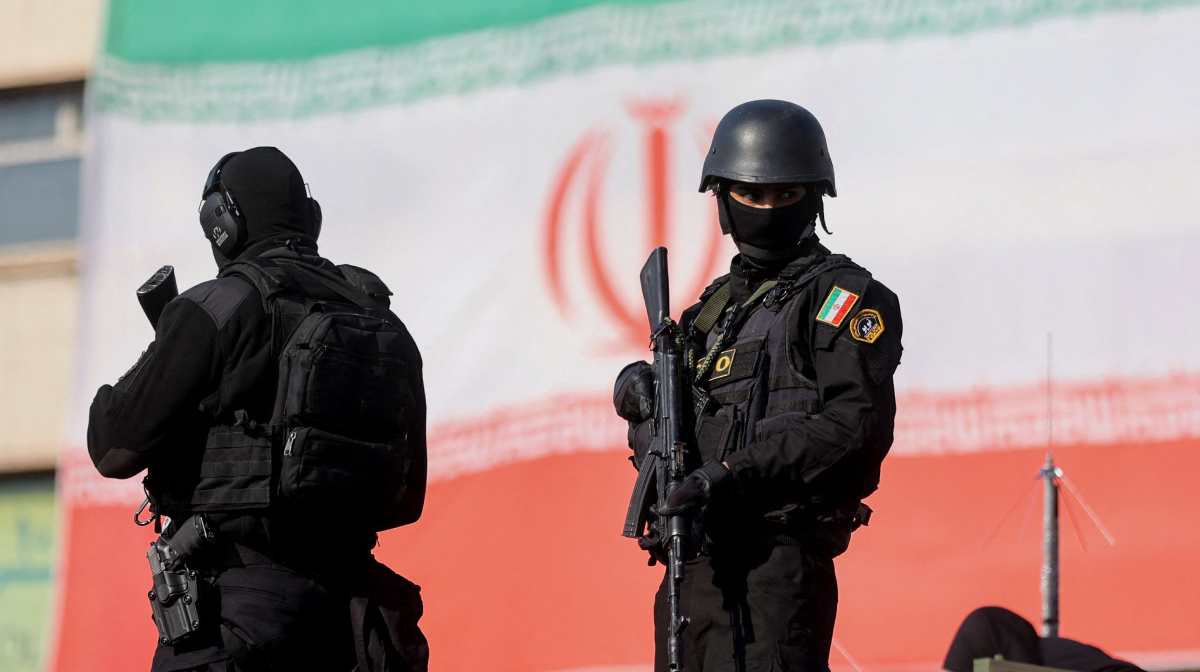 വീടുകളില്‍ ഇരച്ചുകയറി ഇറാന്‍ പട്ടാളം; സ്റ്റാര്‍ലിങ്ക് ഗിയറുകള് ...