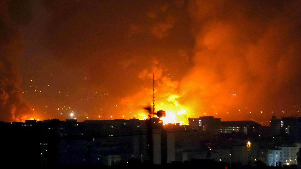 9000 Indians Stranded in Iran; India Plans Land Evacuation via Armenia ...