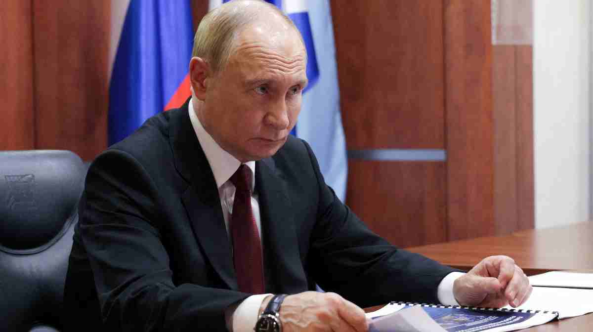 പുട്ടിനൊപ്പം 'പൂപ്പ് സ്യൂട്ട്കേസ്'; ട്രംപിനെ കാണാനെത്തിയപ്പോള് ...