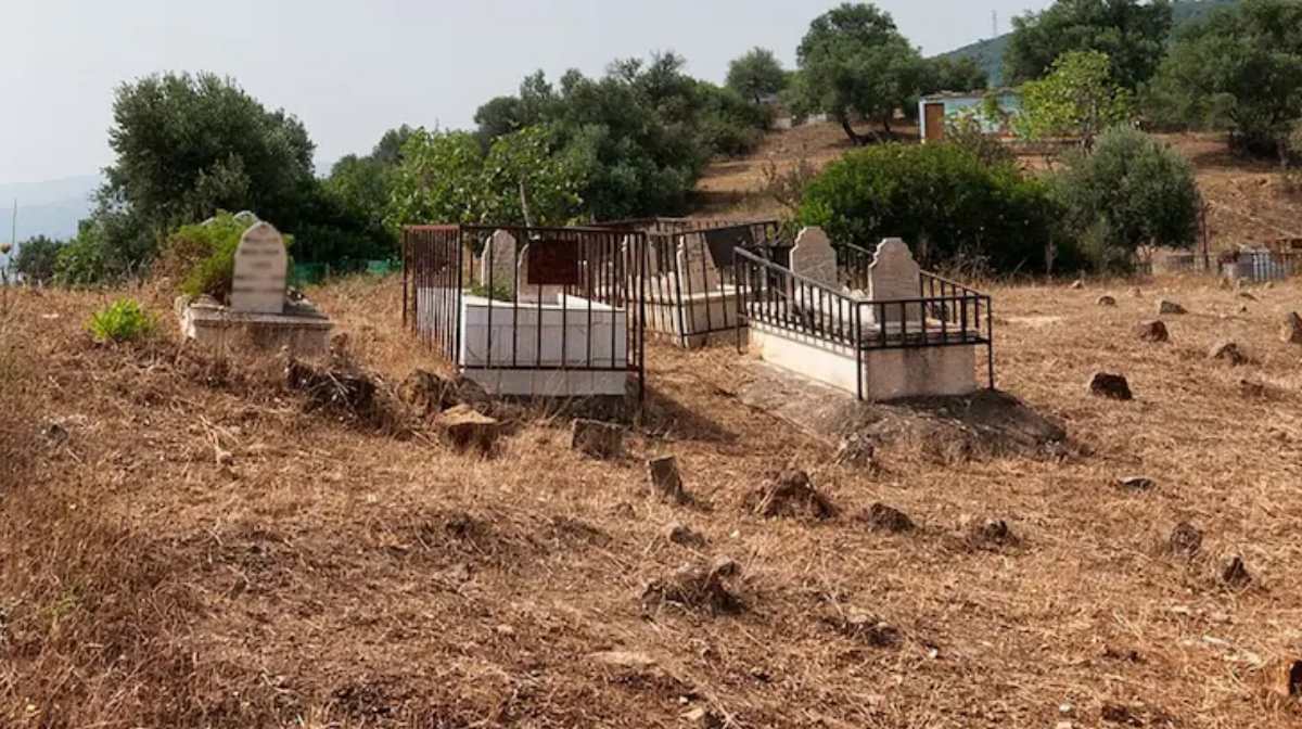അമാവാസി രാത്രിയില്‍ ഖബറുകള്‍ തകര്‍ക്കപ്പെട്ടു, സിസിടിവിയില്‍ പൂര്‍ണനഗ്നര്‍ | Graves Tampered