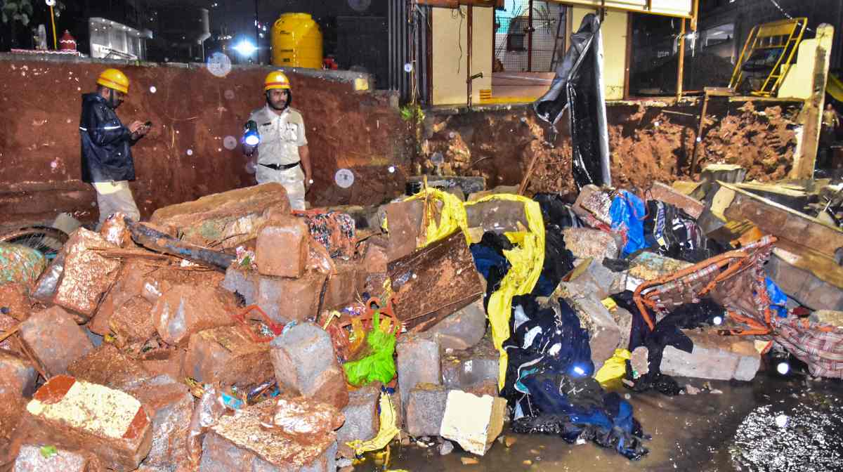 ബെംഗളൂരുവിൽ ആശുപത്രി മതിൽ തകർന്ന് അപകടം; രണ്ട് മലയാളികൾ ഉൾപ്പെടെ ഏഴു പേ ...