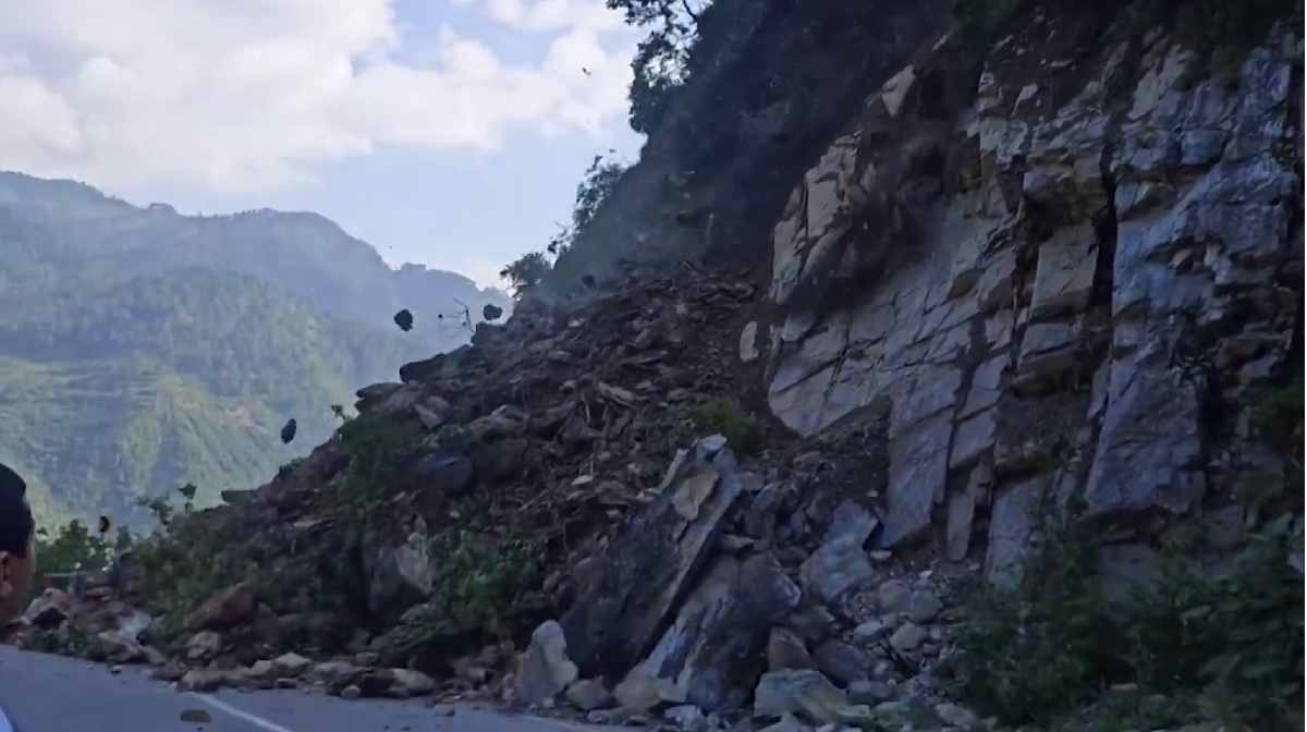 ഉത്തരാഖണ്ഡിലെ മണ്ണിടിച്ചില്‍; തലനാരിഴയ്ക്ക് രക്ഷപ്പെട്ട് ബിജെപി എംപി ...