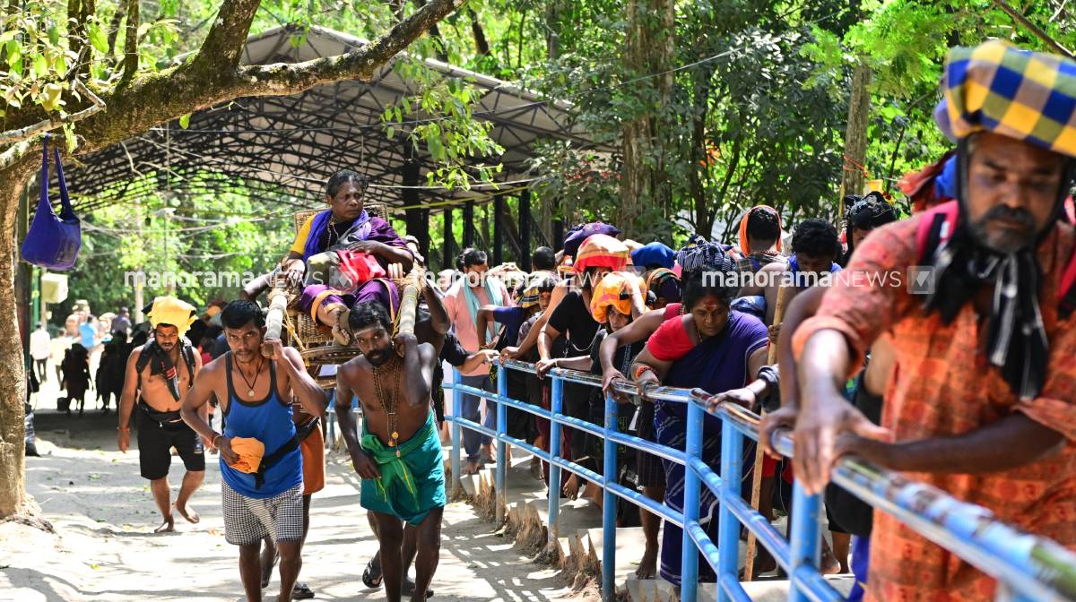 തീര്‍ഥാടകര്‍ വഴുതി വീഴുന്നു; നീലിമലപാത വഴിയുള്ള യാത്ര വിലക്കി ...