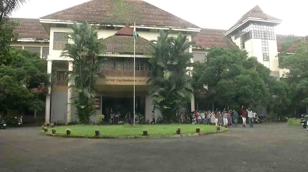 നിയന്ത്രണങ്ങളില്‍ ഇളവ്; കാലടി സര്‍വകലാശാലയില്‍ എസ്എഫ്ഐ സമരം പിന് ...