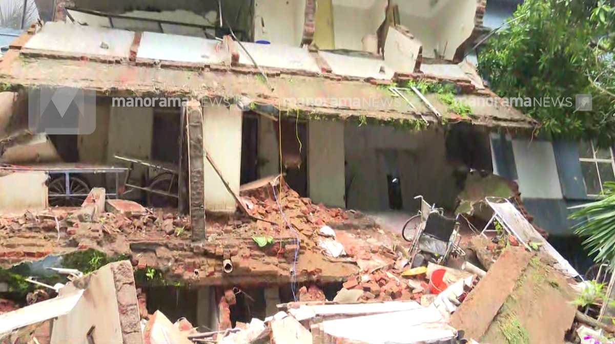 കോട്ടയം മെഡിക്കല്‍ കോളജില്‍ കെട്ടിടം തകര്‍ന്നു | Partial Building ...