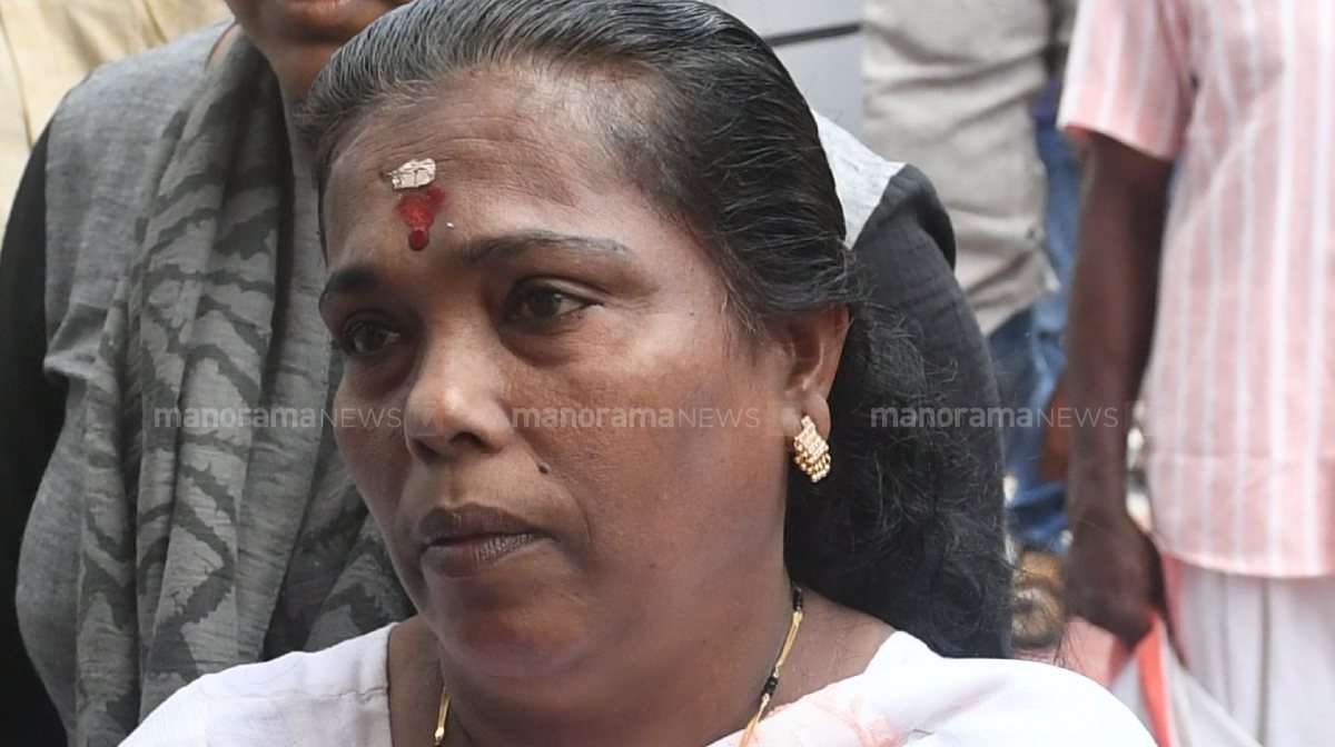 നീതിക്കായുള്ള പോരാട്ടം അവസാനിക്കാതെ മടക്കം; ജിഷയുടെ അമ്മ രാജേശ്വരി ...