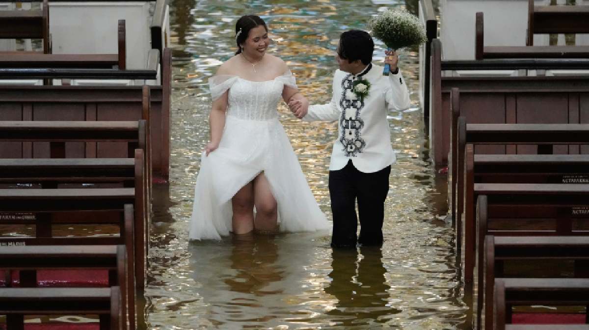 Filipino Couple Marries in Flooded Church amid Typhoon | പ്രളയം തളര്‍ത്തിയില്ല; മുട്ടറ്റം ...