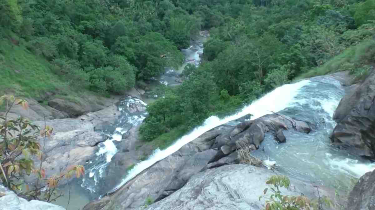 ഹൃദയം കവരും തൂവൽ വെള്ളച്ചാട്ടം; ജീവന്‍ കവരാതെ നോക്കണമെന്നുമാത്രം ...