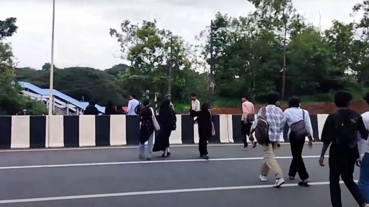 മഞ്ചേശ്വരത്ത് ദേശീയപാത ബാരിക്കേഡുകള്‍ ചാടിക്കടന്ന് കാല്‍നടയാത്രക്കാര് ...
