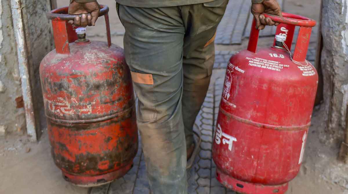 എല്‍പിജി സിലിണ്ടര്‍ വില കുറച്ചു; പുതിയ നിരക്കുകള്‍ ഇങ്ങനെ | Commercial LPG Cylinder Price Cut by ...