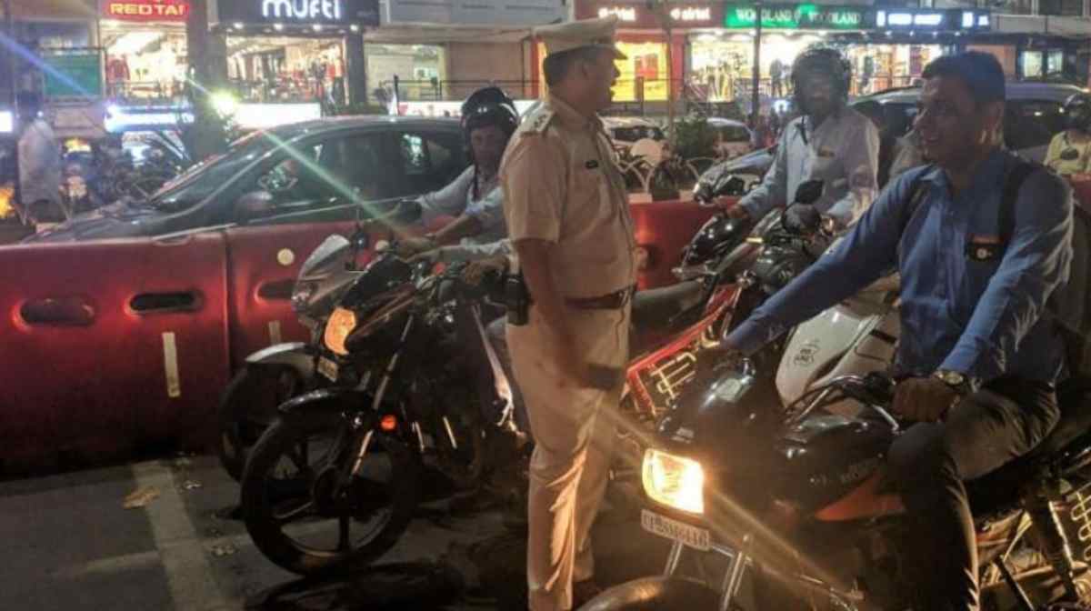 Traffic Police| Indore| Sweets| Movie ticket|മധുര പലഹാരം മുതല്‍ സിനിമ ...