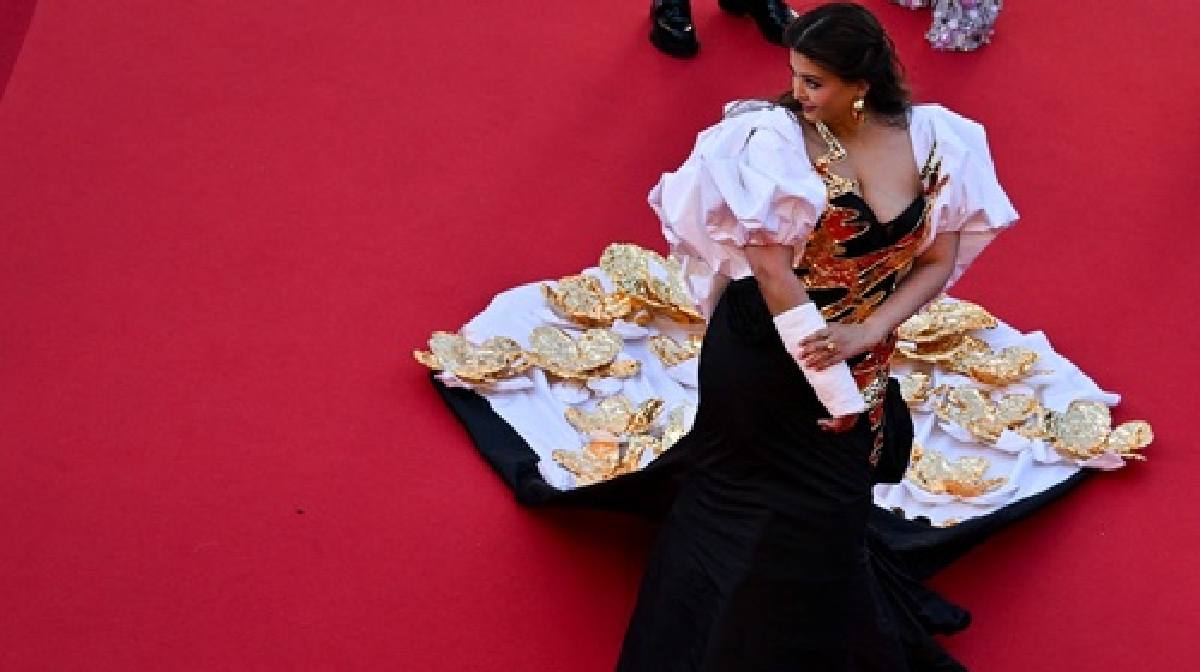 കാനിന്‍റെ മനം കവര്‍ന്ന ഐശ്വര്യ; അണിഞ്ഞത് ബ്ലാക്ക് ആന്‍റ് വൈറ്റ് ഗൗണ് ...