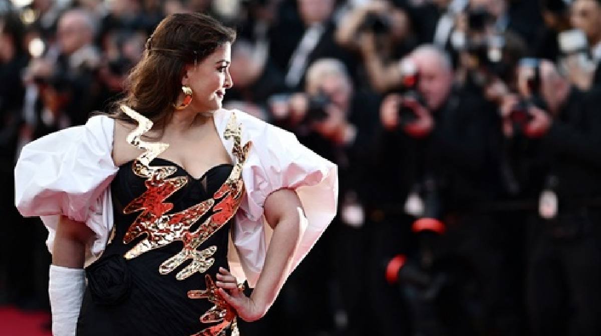 കാനിന്‍റെ മനം കവര്‍ന്ന ഐശ്വര്യ; അണിഞ്ഞത് ബ്ലാക്ക് ആന്‍റ് വൈറ്റ് ഗൗണ് ...