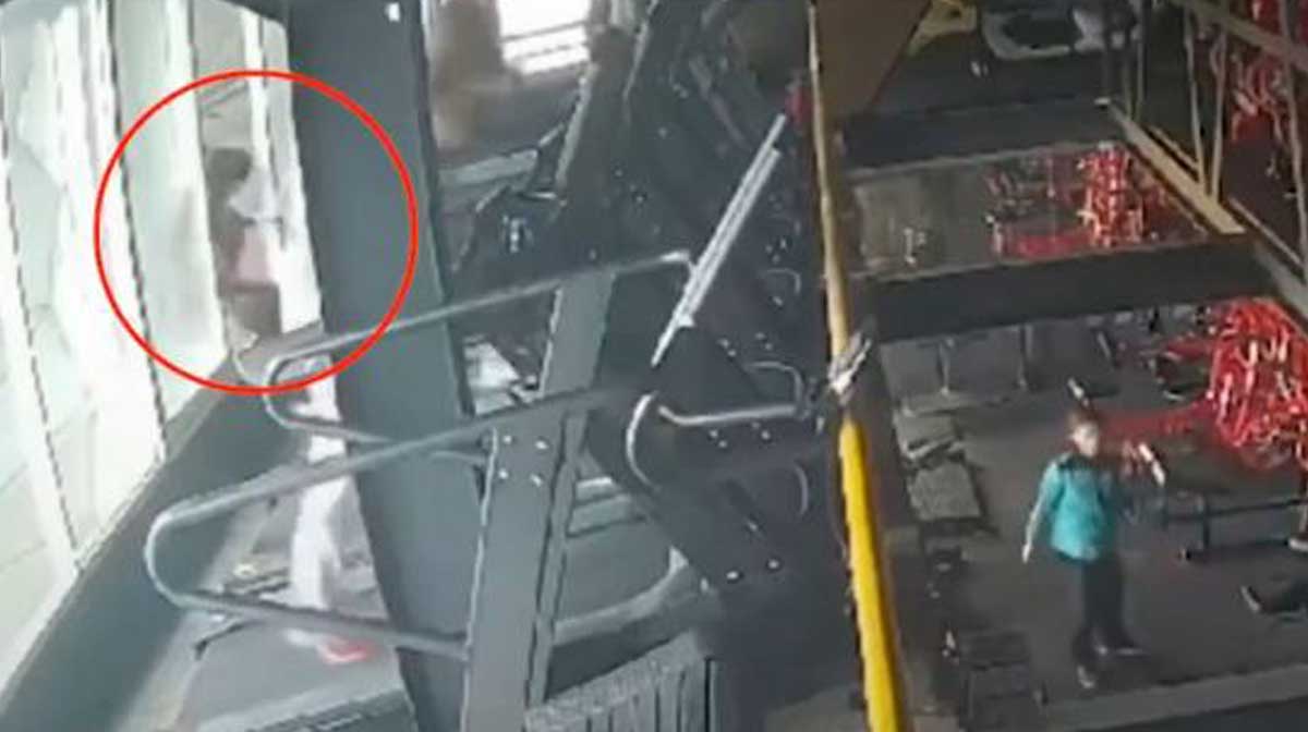 ട്രെഡ്മില്ലില്‍ നിന്ന് തെറിച്ചുവീണു; ജനലിലൂടെ താഴേക്ക്; 22കാരിക്ക് ...