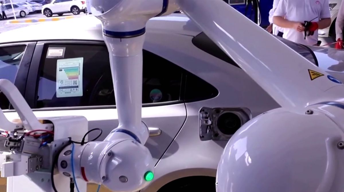 Robots in gas station| യുഎഇയിലെ പെട്രോൾ പമ്പുകളിൽ ഇനി ഇന്ധനം അടിക്കുക ...