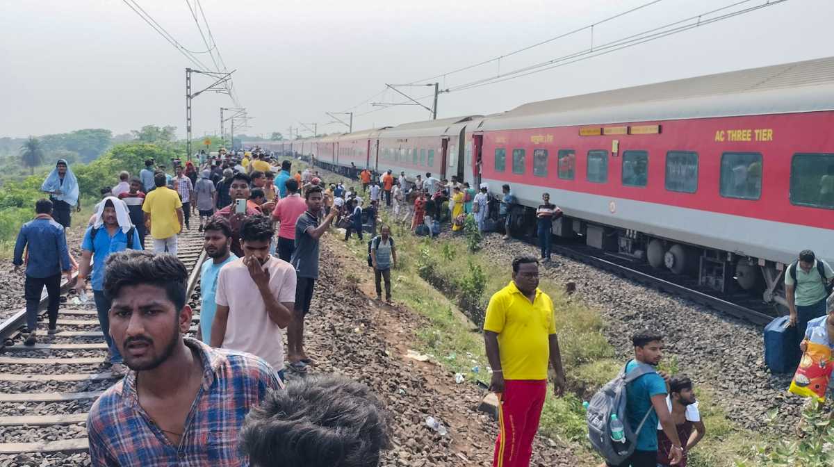 ഒഡിഷയിലെ കട്ടക്കില്‍ യാത്രാ ടെയ്രിനിന്‍റെ 11 ബോഗികള്‍ പാളം തെറ്റി ...