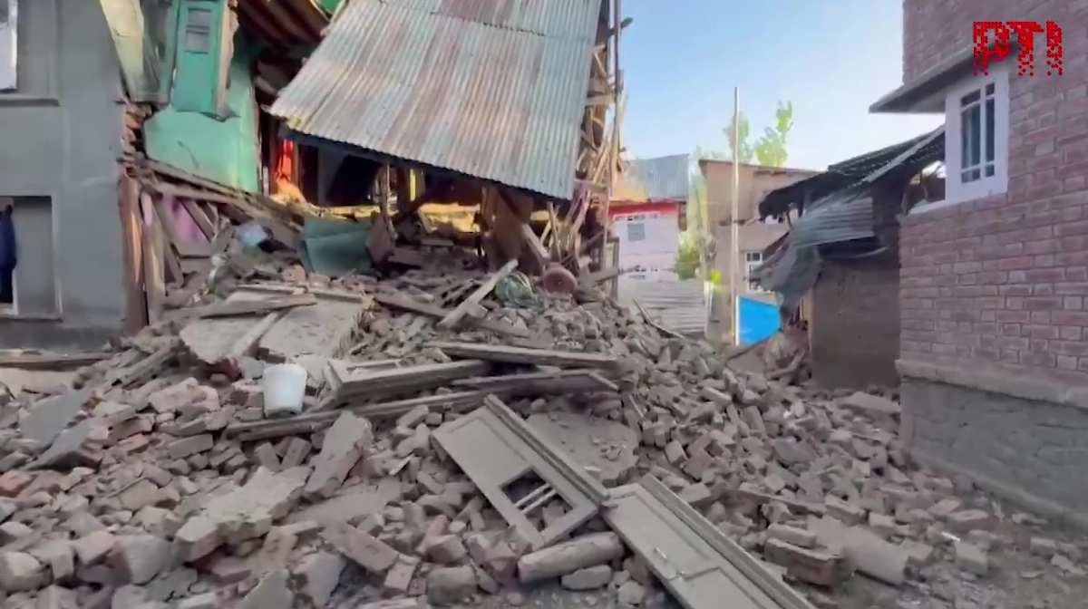 പഹല്‍ഗാമിലെ ഭീകരന്‍മാരുടെ വീടുകള്‍ ഇടിച്ചു നിരത്തി; തിരച്ചില്‍ ഊര്‍ജിതം ...