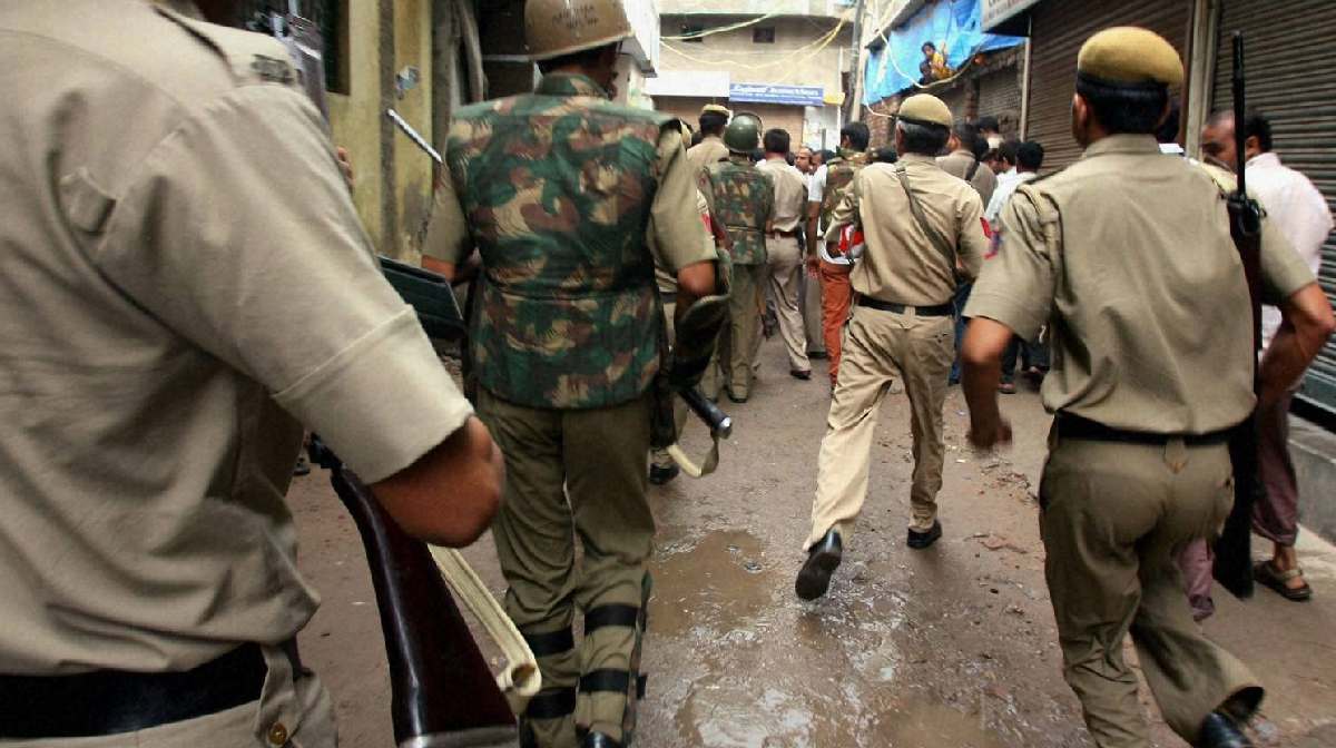 Hasim Baba| Policemen| Transfer| Delhi|ഗുണ്ടാത്തലവന് സ്റ്റേഷനില്‍ 'ഈദ് ...