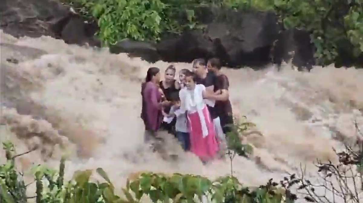 Lonavala Waterfall Tragedy | ലോണാവാല ദുരന്തം: പെണ്‍കുട്ടിയുടെ മൃതദേഹം ...