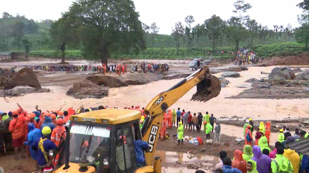 മരണമുഖത്ത് നിന്ന് പലായനം ചെയ്യുന്ന ഒരുപറ്റം മനുഷ്യര്‍; വെള്ളം കൊണ്ട് ...