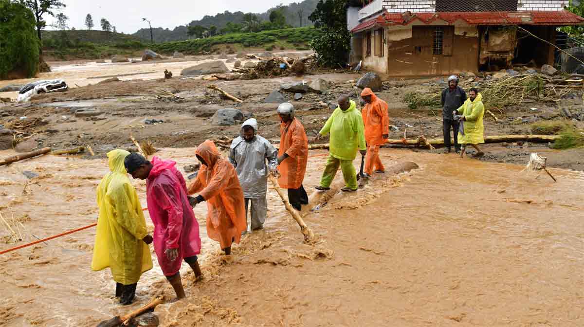Wayanad landslides LIVE updates | രാഹുലും പ്രിയങ്കയും നാളെ എത്തില്ല ...