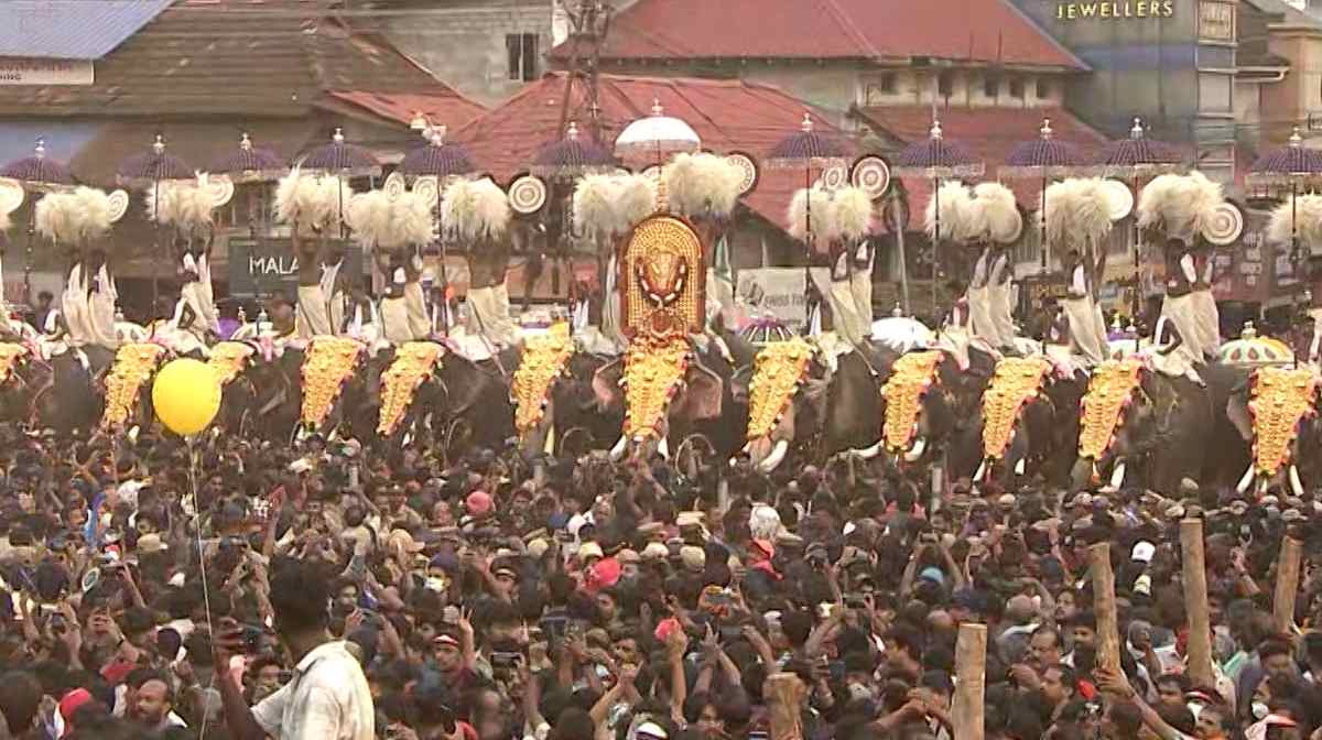 പൂരക്കാഴ്ചയ്ക്കായി തൃശൂരിൽ ആലവട്ടങ്ങൾ ഒരുങ്ങുന്നു; നിറക്കാഴ്ച ...