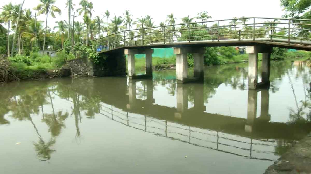 തകര്‍ന്ന് വീഴാറായി ഇരുമ്പുപാലം; പ്രാണഭയത്തോടെ ഞാറയ്ക്കല്‍കാരുടെ യാത്ര ...
