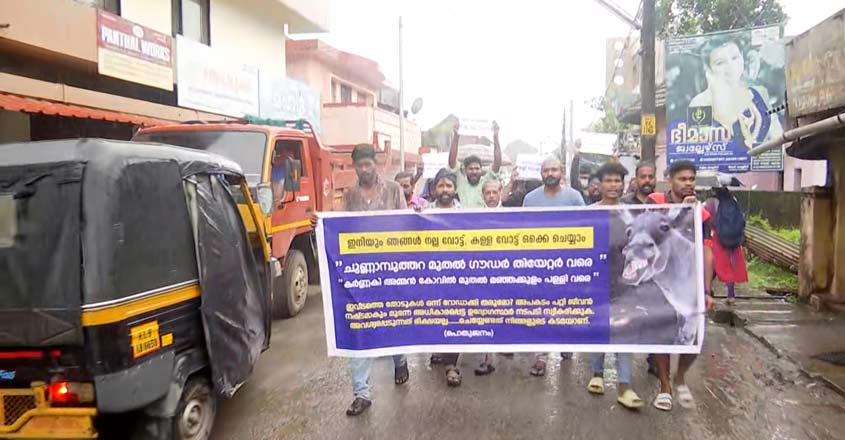 ചൂണ്ടയിടൽ സമരവും, ശയന പ്രദക്ഷിണവും; തകർന്ന റോഡിൽ വേറിട്ട പ്രതിഷേധം ...