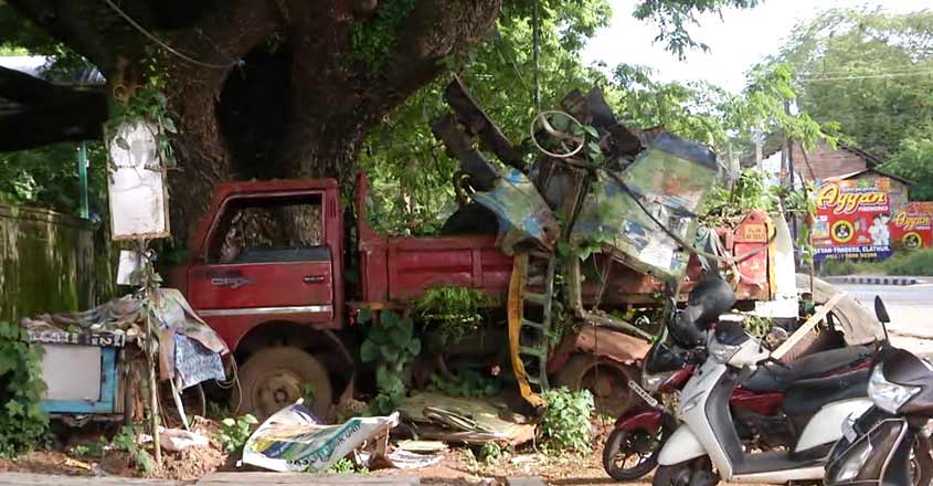 റോഡരികിൽ പിടിച്ചിടുന്ന വാഹനങ്ങൾ നീക്കാനാകുന്നില്ല; എലത്തൂർ പൊലീസ് ...