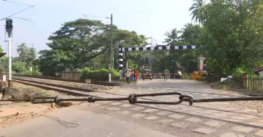 റെയിൽവേ ഗേറ്റ് വാഹനം ഇടിച്ച് തകരുന്നത് പതിവ്; താഴെ ചൊവ്വയില്‍ ദുരിതം ...