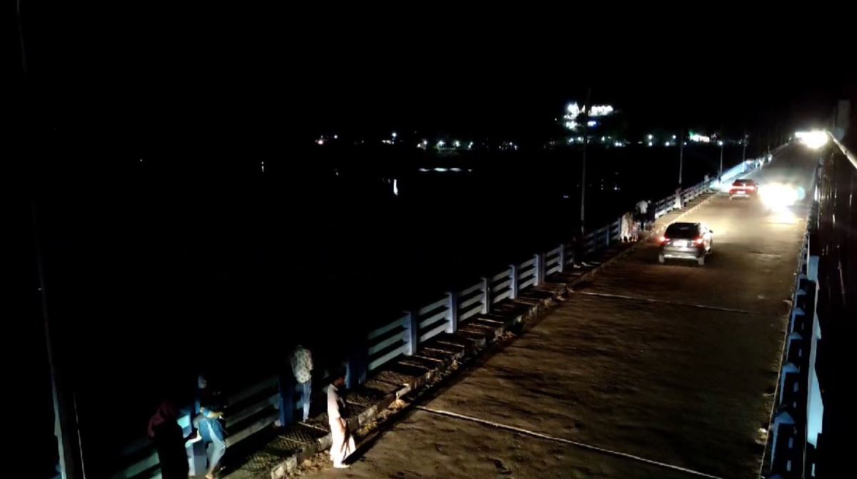 കെ.എസ്.ഇ.ബി വൈദ്യുതി വിച്ഛേദിച്ചു; ഇരുട്ടുവീണാല്‍ വെള്ളിയാങ്കല്ലില് ...