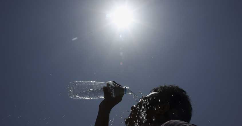 Kerala | Heat | വെന്തുരുകി കേരളം; മൂന്ന് ജില്ലകളില്‍ താപതരംഗമുന്നറിയിപ്പ്