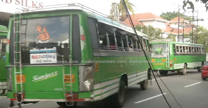 കോടതി വിധിക്ക് പുല്ലുവില; കൊച്ചിയിൽ നിയമം ലംഘിച്ച് സ്വകാര്യബസുക ...