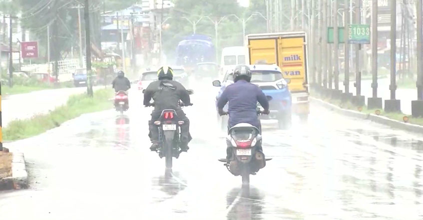 ഇന്നും നാളെയും അതിശക്തമായ മഴയ്ക്ക് സാധ്യത; 2 ജില്ലകളില്‍ ഓറഞ്ച് അലര്‍ട് | rain | kerala | rain ...