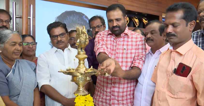 ഭൂമിയില്ലാത്ത 55 കുടുംബങ്ങള്‍ക്ക് ധനസഹായം; കരുതലായി ചുങ്കത്ത് ജ്വല്ലറി ...