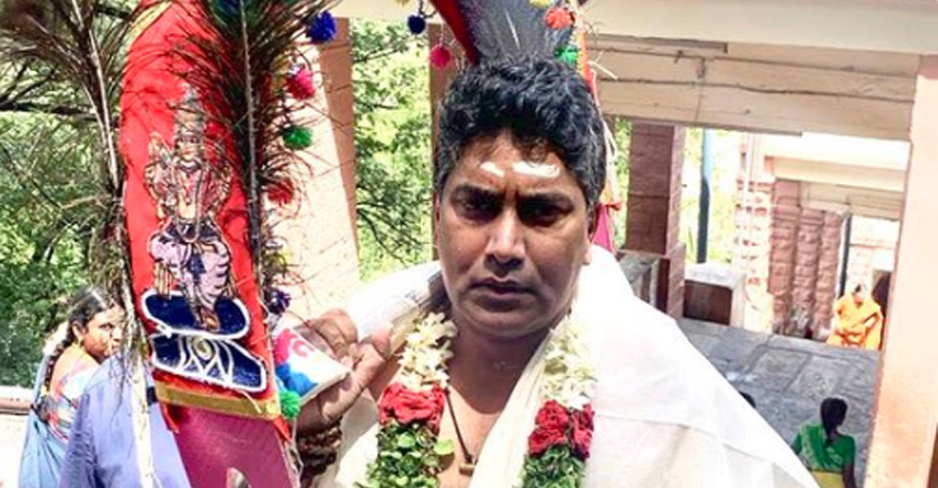 ഒടിയന്റെ വിജയത്തിന് നന്ദി; മുരുകനു മുന്നിൽ കാവടിയേന്തി ശ്രീകുമാർ മേനോ ...