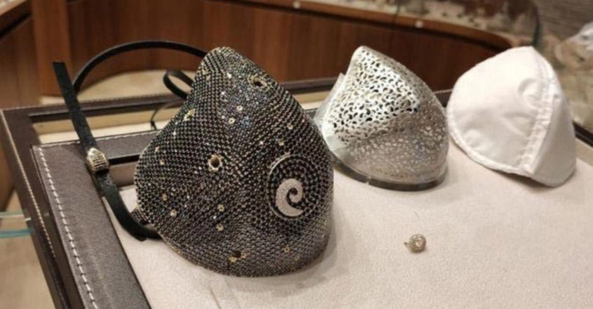 3,608 അപൂർവ ഡയമണ്ടുകൾ, സ്വർണം; 11 കോടി വിലയുള്ള മാസ്ക്; ‘പൊന്നു കവചം ...