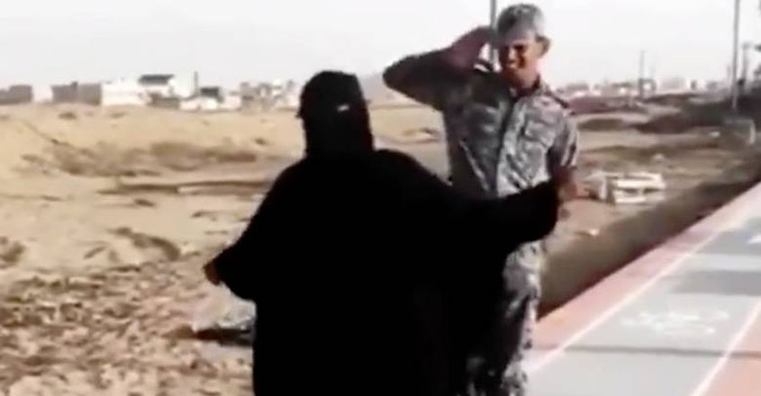 കാൽപാദങ്ങളിൽ ചുംബിച്ച് സൗദി സൈനികൻ; 'ഉമ്മയ്ക്കൊരുമ്മ' വൈറൽ; വിഡിയോ ...