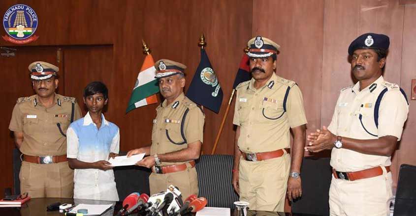 മാലക്കള്ളനെ ഓടിച്ചിട്ട് പിടിച്ചു; സ്ഥിരം ജോലി സമ്മാനിച്ച് പൊലീസ് നന്‍മ ...