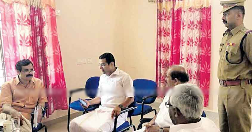 മന്ത്രി നേരത്തെയെത്തി; സദസ്സിൽ ആളില്ല: കാത്തിരുന്നു, പോസ്റ്റായി | C ...