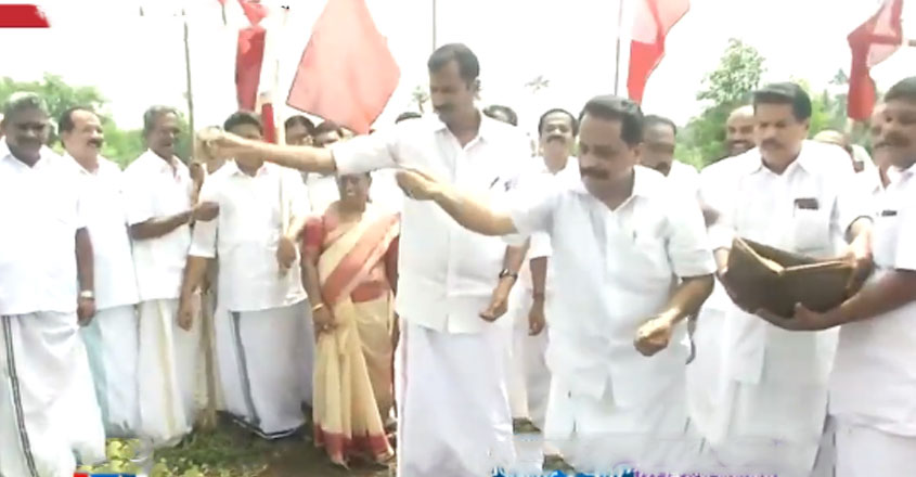 വിവാദഭൂമിയിൽ കരനെൽ വിത്തെറിഞ്ഞ് പ്രതിഷേധം; ഉത്തരവ് റദ്ദാക്കണം ...