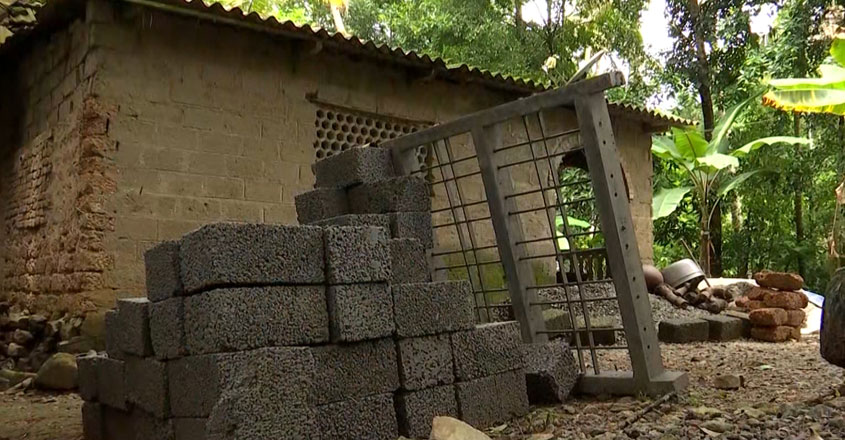 പ്രളയത്തിന്റെ നേർസാക്ഷ്യമായി പാണ്ടനാട്; ചെളിയിൽ മുങ്ങിത്താഴുന്ന ...