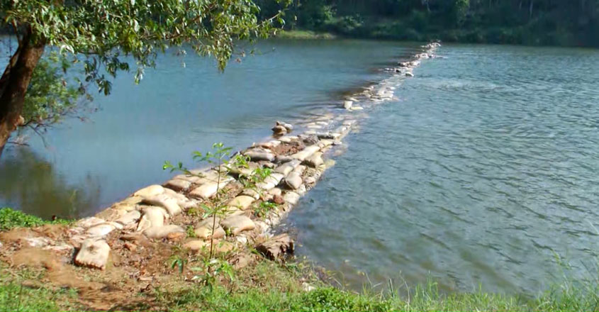 തടയണകള്‍ നിര്‍മിക്കാൻ കൊണ്ടുവന്ന പ്ലാസ്റ്റിക് ചാക്കുകള്‍ പയസ്വിനി ...