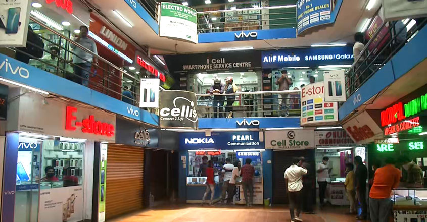 പ്രവാസികൾക്ക് താങ്ങേകാൻ വ്യാപാരികൾ; വിമാനടിക്കറ്റിനായി 25 ലക്ഷം നീക്കി ...