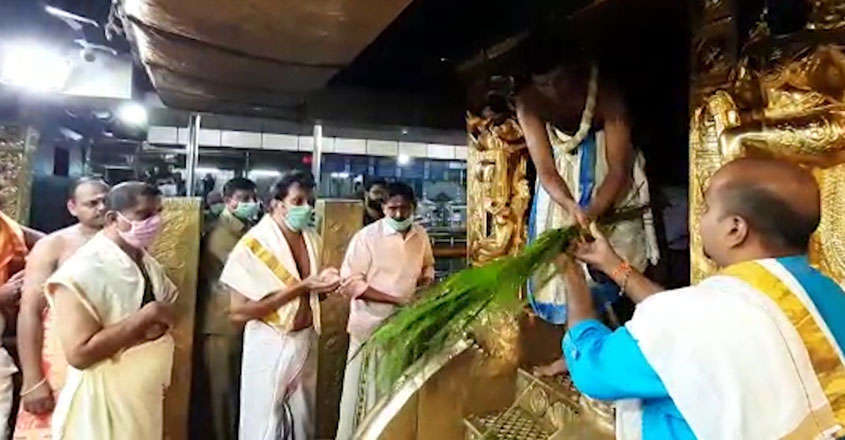 ഭക്തരില്ലാതെ ശബരിമലയിൽ നിറപുത്തരി; ദർശനത്തിന് ജ‌ീവനക്കാരും പൊലീസും ...