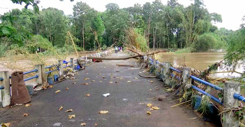 മണിമലയാറിന്റെ താണ്ഡവം; കോമളം പാലത്തിന്റെ അപ്രോച്ച് റോഡ് ഒഴുകിപ്പോയി ...