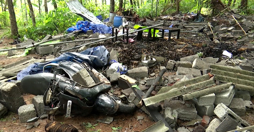 പടക്കനിർമാണ ശാലയിലെ പൊട്ടിത്തെറി; അമിതമായി വെടിമരുന്ന് സൂക്ഷിച്ചോയെന്ന് പരിശോധന | Palode ...