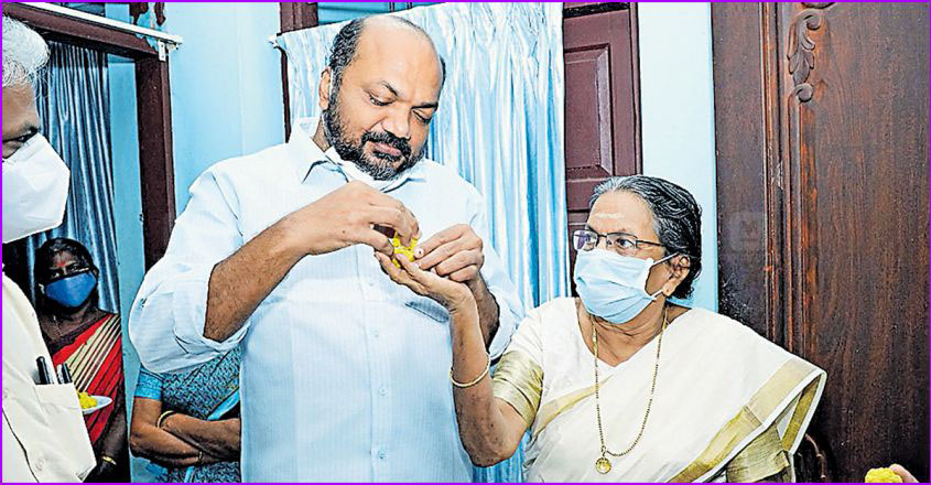 11– ാം നമ്പർ സ്റ്റേറ്റ് കാർ പടി കടന്നെത്തി; അമ്മയെ പുണർന്ന് 'മന്ത്രി ...