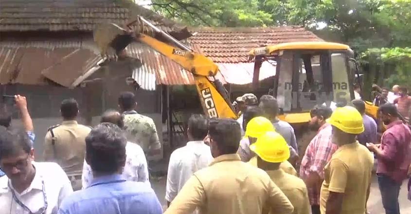 കല്ലായ് പുഴയുടെ തീരത്തെ കയ്യേറ്റങ്ങൾ; ഒഴിപ്പിക്കൽ തുടങ്ങി റവന്യൂ ...